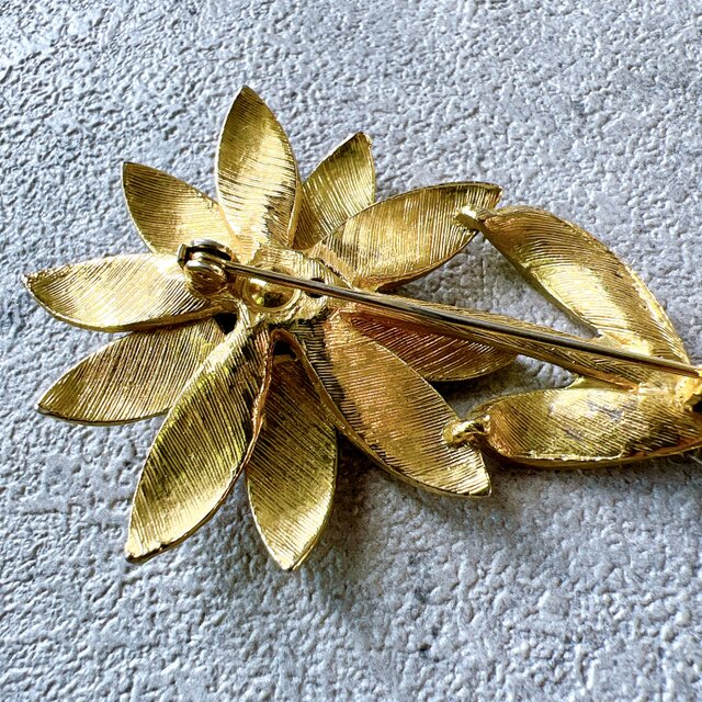 SC117-ヴィンテージブローチ U.S.A. 1960〜70s Gold Tone Daisy Brooch | iichi 日々の暮らしを心地よくするハンドメイドやアンティークのマーケットプレイス