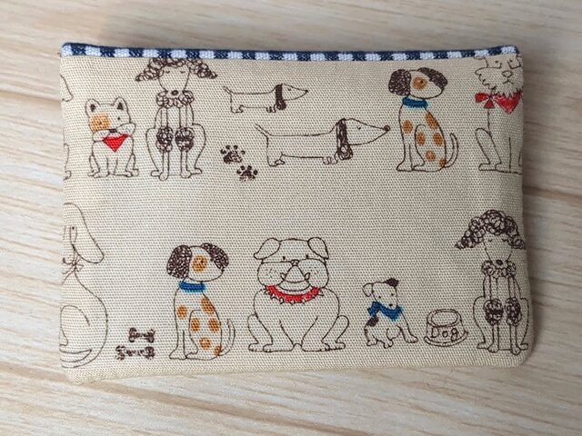 [在庫処分セール]わんちゃんたちが並ぶカードケース | iichi 日々の暮らしを心地よくするハンドメイドやアンティークのマーケットプレイス