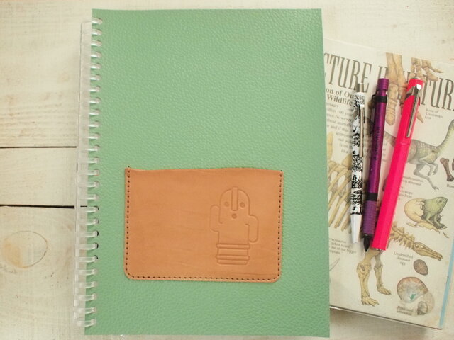 B5【埴輪/はにわ】くすみミントと栃木レザー 無印B5（大学ノートサイズ）リフィルノート表紙 26穴のコピー | iichi 日々の暮らしを心地よくするハンドメイドやアンティークのマーケットプレイス