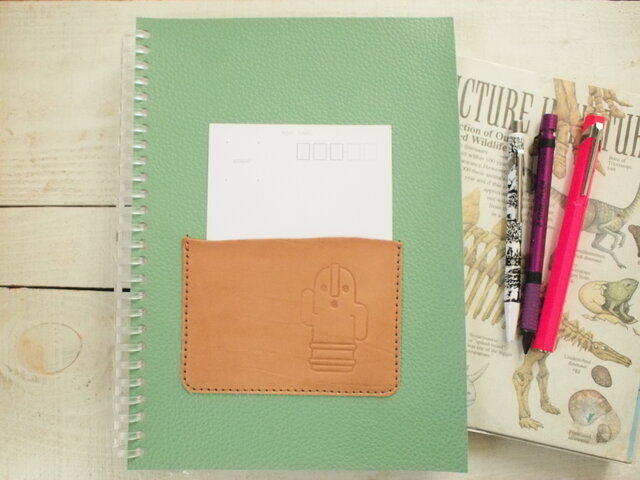 B5【埴輪/はにわ】くすみミントと栃木レザー 無印B5（大学ノートサイズ）リフィルノート表紙 26穴のコピー | iichi 日々の暮らしを心地よくするハンドメイドやアンティークのマーケットプレイス