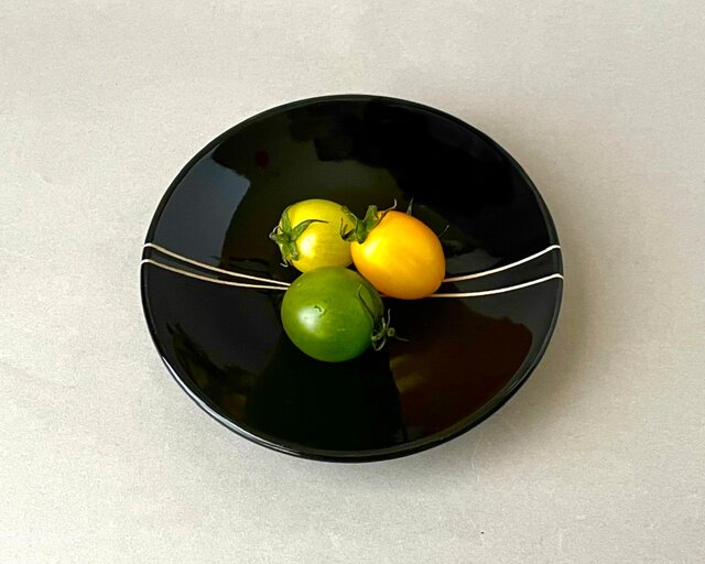皿 (小) 黒 black / ライン line | iichi 日々の暮らしを心地よくするハンドメイドやアンティークのマーケットプレイス