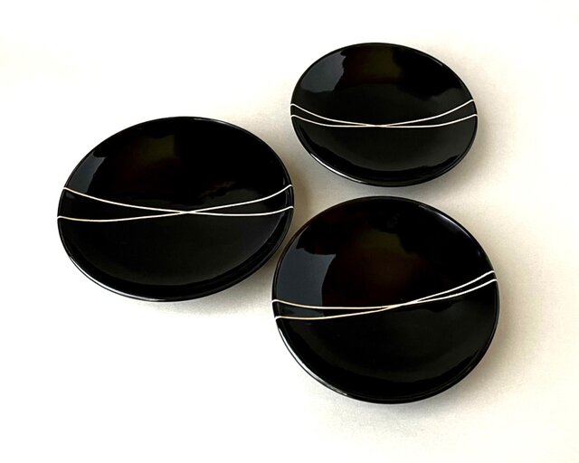 皿 (小) 黒 black / ライン line | iichi 日々の暮らしを心地よくするハンドメイドやアンティークのマーケットプレイス