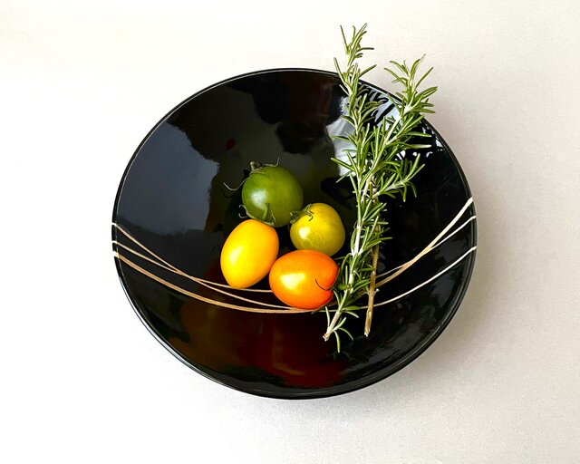 皿 (小) 黒 black / ライン line | iichi 日々の暮らしを心地よくするハンドメイドやアンティークのマーケットプレイス