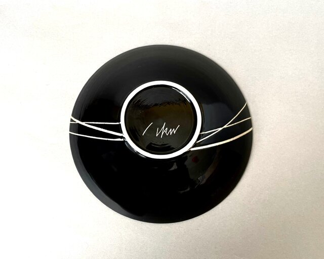 皿 (小) 黒 black / ライン line | iichi 日々の暮らしを心地よくするハンドメイドやアンティークのマーケットプレイス