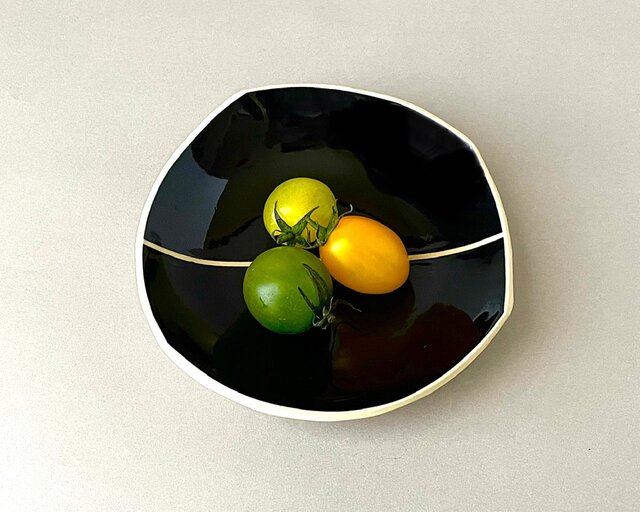 皿 (小) 黒 black / ライン line | iichi 日々の暮らしを心地よくするハンドメイドやアンティークのマーケットプレイス