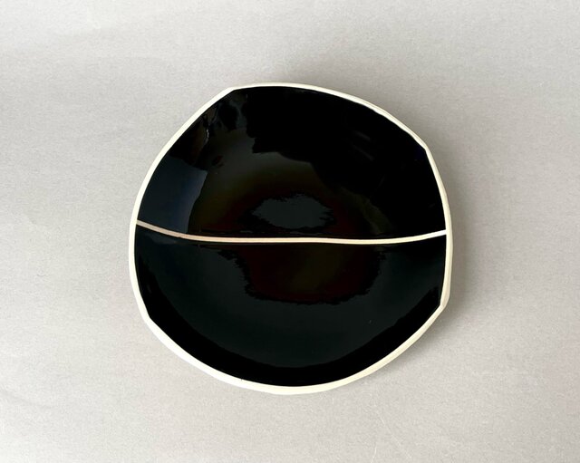 皿 (小) 黒 black / ライン line | iichi 日々の暮らしを心地よくするハンドメイドやアンティークのマーケットプレイス