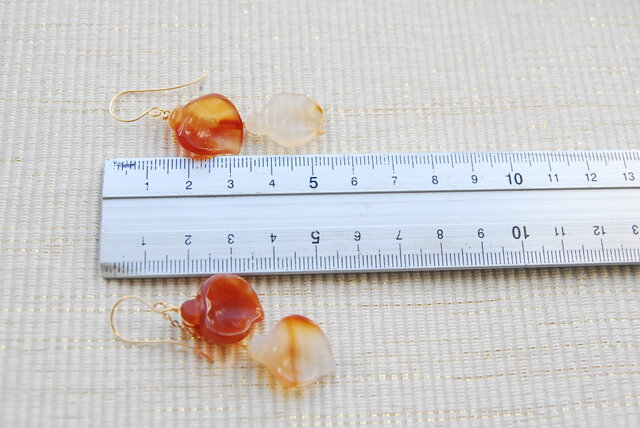 カーネリアンの木の葉のピアス no.3 14kgf | iichi 日々の暮らしを心地よくするハンドメイドやアンティークのマーケットプレイス
