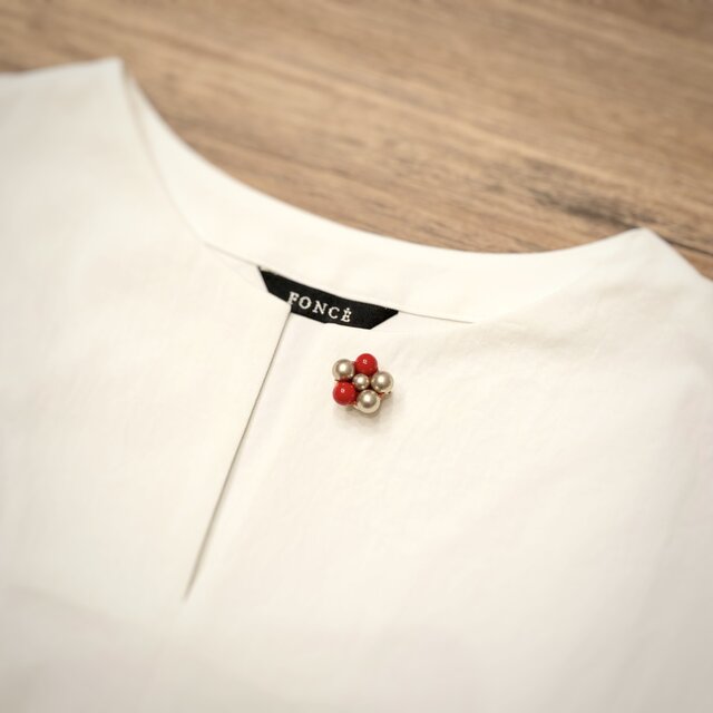 \クリスマスカラー/ petit fleur プチフラワーのブローチ beige・poinsettia | iichi 日々の暮らしを心地よくするハンドメイドやアンティークのマーケットプレイス