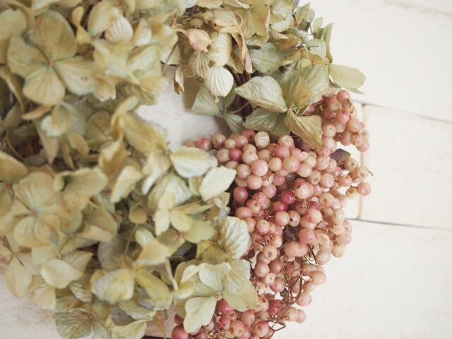 【ラフィア選べます】アジサイとペッパーベリーのリース | iichi 日々の暮らしを心地よくするハンドメイドやアンティークのマーケットプレイス