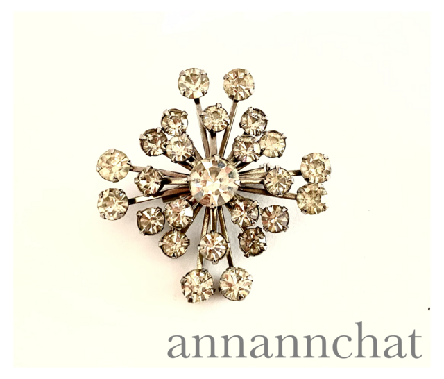 【ビンテージ ラインストーン 立体的な ブローチ】1960年代 | iichi 日々の暮らしを心地よくするハンドメイドやアンティークのマーケットプレイス