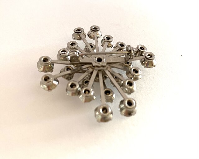 【ビンテージ ラインストーン 立体的な ブローチ】1960年代 | iichi 日々の暮らしを心地よくするハンドメイドやアンティークのマーケットプレイス