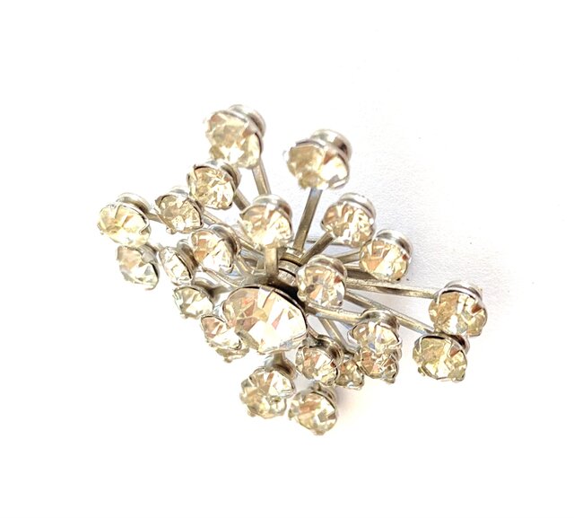 【ビンテージ ラインストーン 立体的な ブローチ】1960年代 | iichi 日々の暮らしを心地よくするハンドメイドやアンティークのマーケットプレイス
