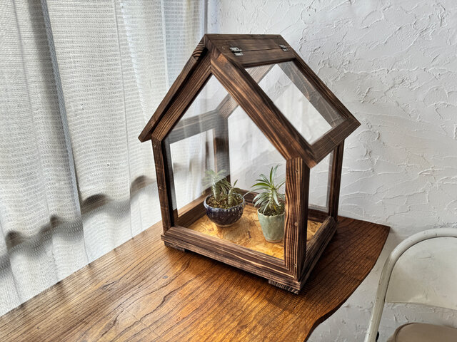 卓上温室・テラリウム ・ディスプレイボックス・コレクションケース 焼杉無垢材使用。USBライト付 | iichi 日々の暮らしを心地よくするハンドメイドやアンティークのマーケットプレイス