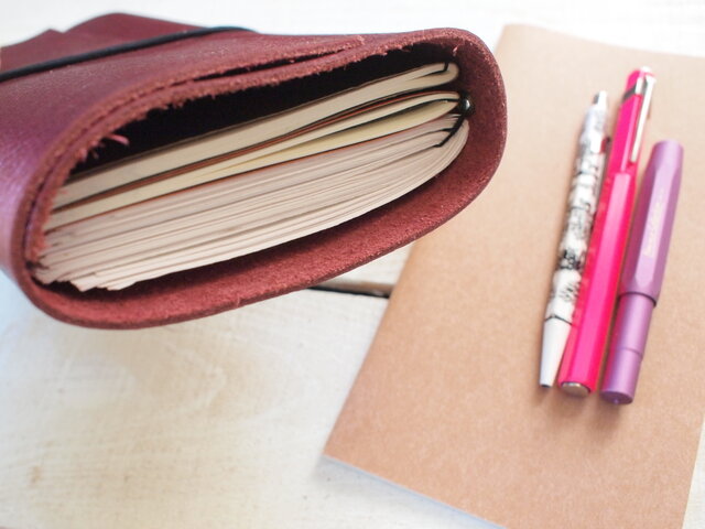 本革A5変形手帳 シボありワインレッドメタリック トラベラーズノートタイプA5本革手帳カバー | iichi 日々の暮らしを心地よくするハンドメイドやアンティークのマーケットプレイス