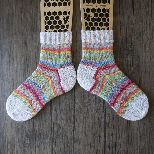 [洗濯機ok]手編みの靴下 キャンディ | iichi 日々の暮らしを心地よくするハンドメイドやアンティークのマーケットプレイス