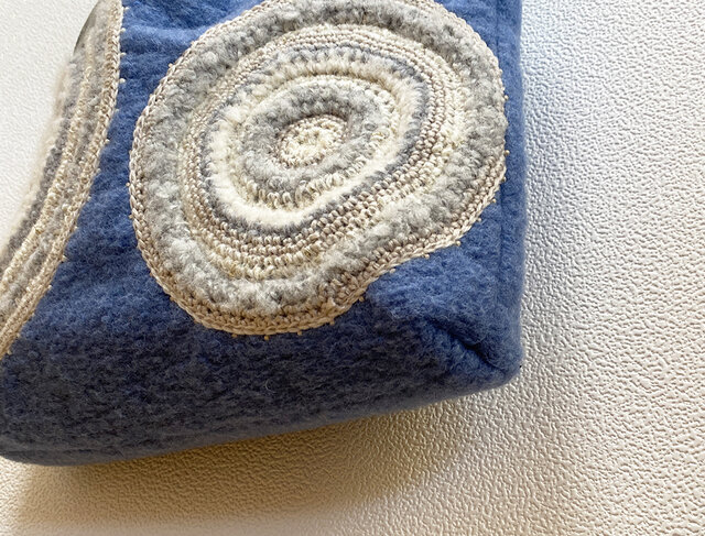 大胆なドット編みパッチワークかばん | iichi 日々の暮らしを心地よくするハンドメイドやアンティークのマーケットプレイス