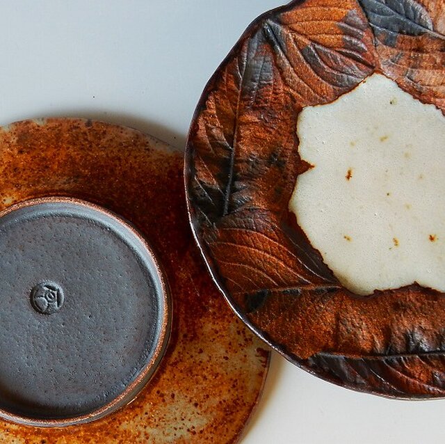 19Cmペアー葉紋皿揃い | iichi 日々の暮らしを心地よくするハンドメイドやアンティークのマーケットプレイス