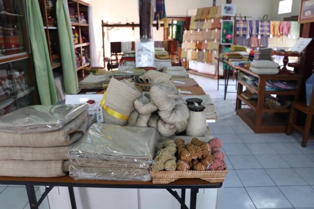 蓮糸とシルクネクタイ | iichi 日々の暮らしを心地よくするハンドメイドやアンティークのマーケットプレイス