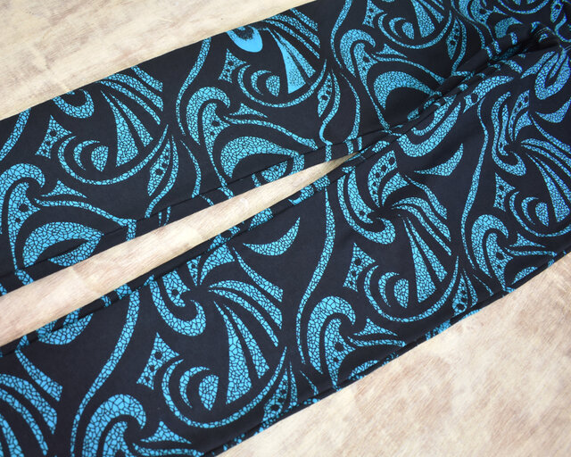 極上の穿き心地！バティック柄のスキニーストレートストレッチロングパンツ ブラック＆ターコイズ 大きいサイズあり | iichi 日々の暮らしを心地よくするハンドメイドやアンティークのマーケットプレイス