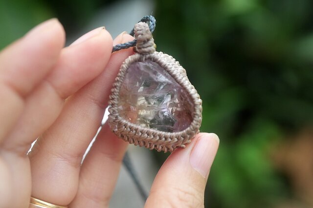 シトリンMIX アメジスト（アメトリン）原石 マクラメネックレス1721 | iichi 日々の暮らしを心地よくするハンドメイドやアンティークのマーケットプレイス