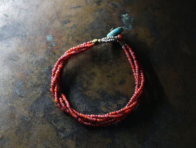 アンティーク金赤mixホワイトハーツの4連ブレス（ターコイズ留め金） | iichi 日々の暮らしを心地よくするハンドメイドやアンティークのマーケットプレイス