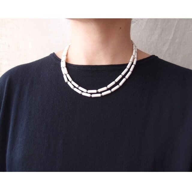 White Magnesite × Coated Labradorite／ホワイトマグネサイト ロングネックレス | iichi 日々の暮らしを心地よくするハンドメイドやアンティークの ...