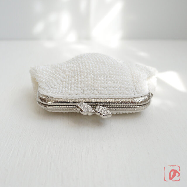 ばあば作 ⭐︎ シードビーズのスクエアがま口（Kielo・2077） | iichi 日々の暮らしを心地よくするハンドメイドやアンティークのマーケットプレイス