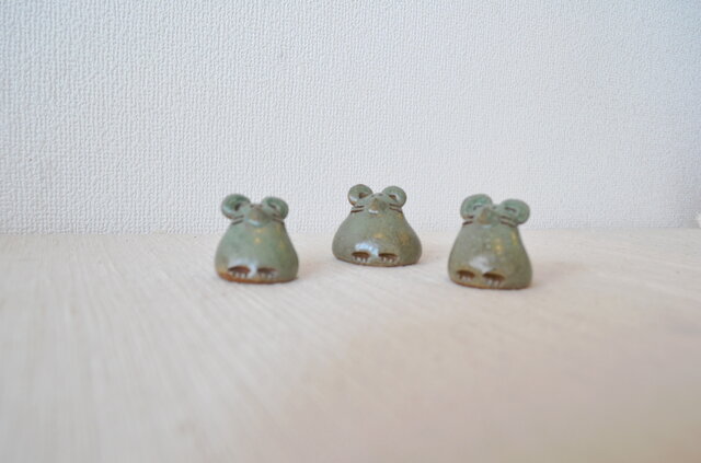 空を見上げる緑のネズミ 三匹 陶器製 | iichi 日々の暮らしを心地よくするハンドメイドやアンティークのマーケットプレイス