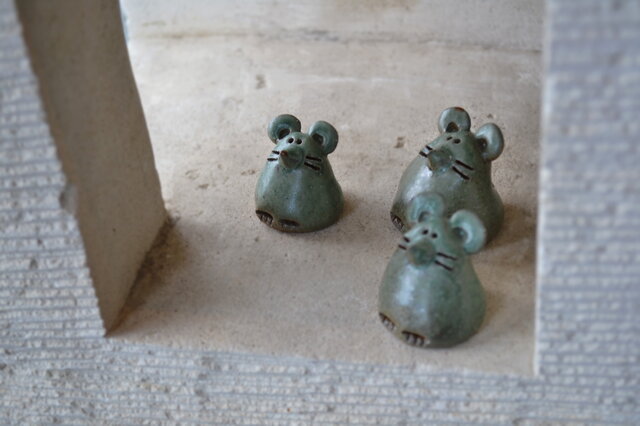 空を見上げる緑のネズミ 三匹 陶器製 | iichi 日々の暮らしを心地よくするハンドメイドやアンティークのマーケットプレイス