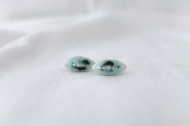 ピアス bourgeon ink/mint | iichi 日々の暮らしを心地よくするハンドメイドやアンティークのマーケットプレイス