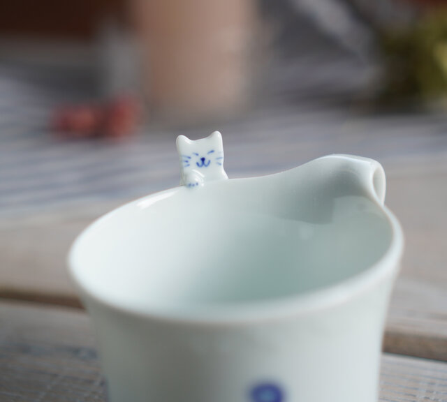 【New！】ネコがのぞくマグカップ | iichi 日々の暮らしを心地よくするハンドメイドやアンティークのマーケットプレイス