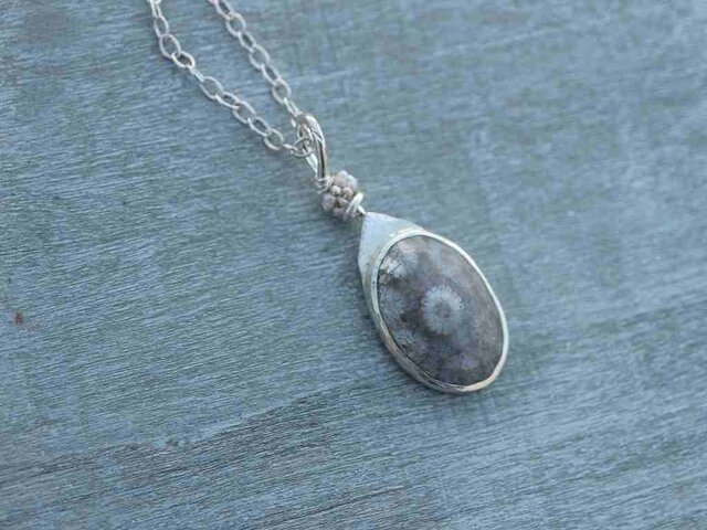 石の花＊フォッシルコーラル＊シルバーペンダント＊no.725 | iichi 日々の暮らしを心地よくするハンドメイドやアンティークのマーケットプレイス