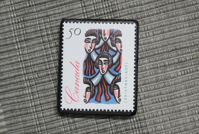 カナダ クリスマス切手ブローチ10215 | iichi 日々の暮らしを心地よくするハンドメイドやアンティークのマーケットプレイス