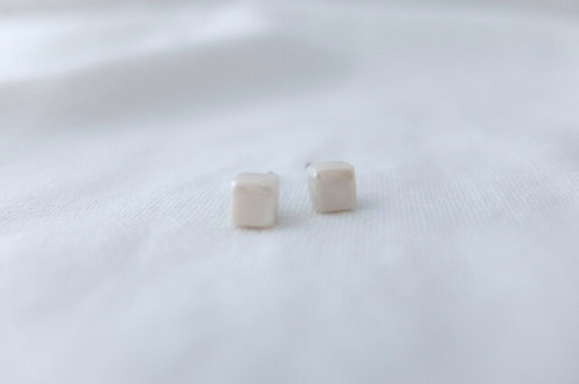 ピアス cube/petit aurore | iichi 日々の暮らしを心地よくするハンドメイドやアンティークのマーケットプレイス