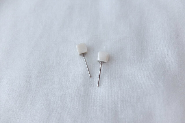 ピアス cube/petit aurore | iichi 日々の暮らしを心地よくするハンドメイドやアンティークのマーケットプレイス
