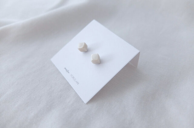 ピアス cube/petit aurore | iichi 日々の暮らしを心地よくするハンドメイドやアンティークのマーケットプレイス
