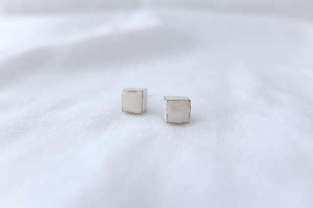 ピアス cube aurore | iichi 日々の暮らしを心地よくするハンドメイドやアンティークのマーケットプレイス