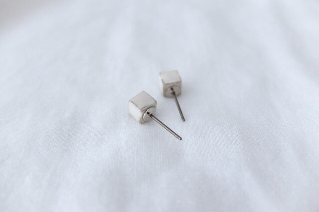 ピアス cube aurore | iichi 日々の暮らしを心地よくするハンドメイドやアンティークのマーケットプレイス