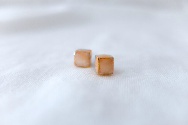 ピアス cube apricot | iichi 日々の暮らしを心地よくするハンドメイドやアンティークのマーケットプレイス