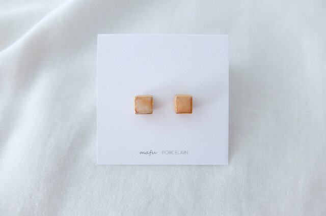 ピアス cube apricot | iichi 日々の暮らしを心地よくするハンドメイドやアンティークのマーケットプレイス