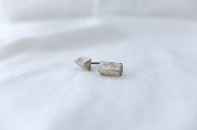 ピアス origami gris | iichi 日々の暮らしを心地よくするハンドメイドやアンティークのマーケットプレイス