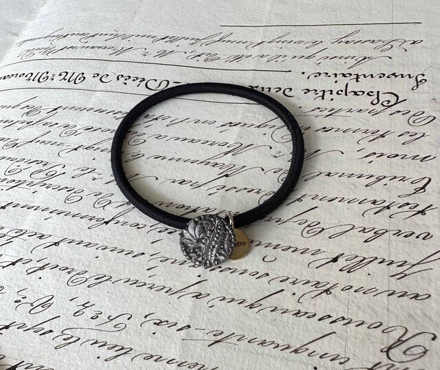 アンティークラスターボタンヘアゴム／シルバーラスター：下からたち上り模様ボタン（AB-042） | iichi 日々の暮らしを心地よくするハンドメイドやアンティークのマーケットプレイス