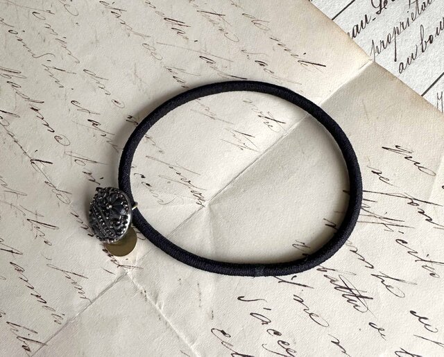 アンティークラスターボタンヘアゴム／シルバーブルーラスター：下からたち上り模様ボタン（AB-047） | iichi 日々の暮らしを心地よくするハンドメイドやアンティークのマーケットプレイス