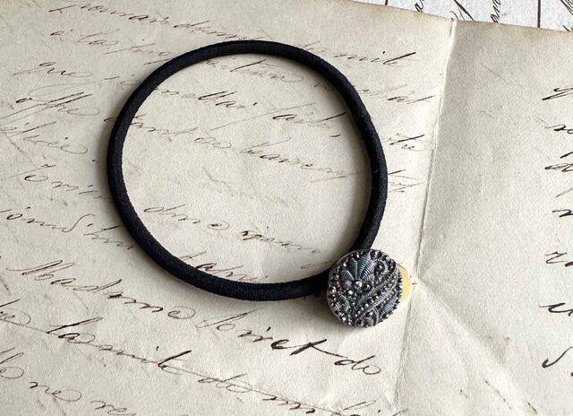 アンティークラスターボタンヘアゴム／シルバーブルーラスター：下からたち上り模様ボタン（AB-047） | iichi 日々の暮らしを心地よくするハンドメイドやアンティークのマーケットプレイス