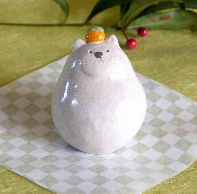 ニャンコの鏡餅風置物 | iichi 日々の暮らしを心地よくするハンドメイドやアンティークのマーケットプレイス