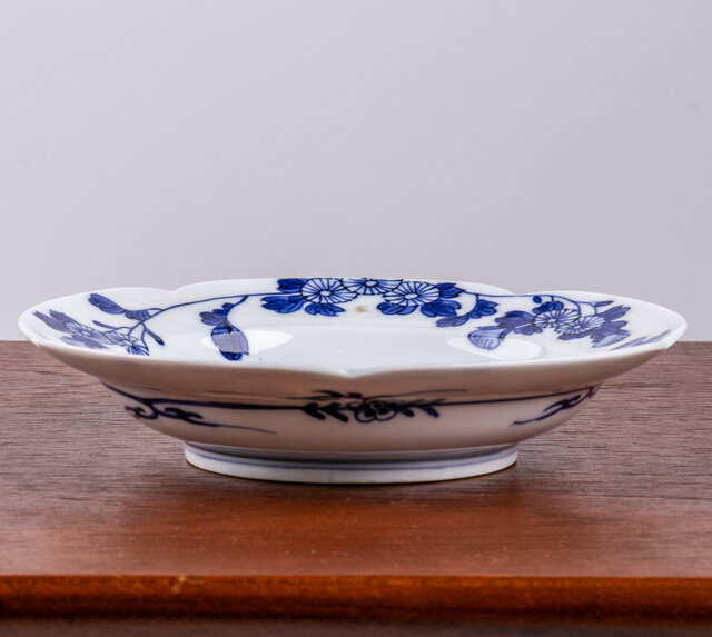古伊万里 染付 輪花菊花文 平鉢 明治時代 D714 | iichi 日々の暮らしを心地よくするハンドメイドやアンティークのマーケットプレイス
