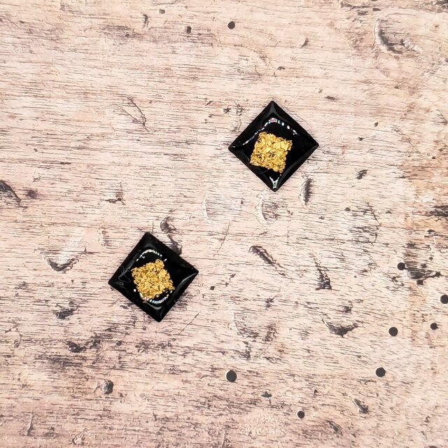 24Kの金箔と黒漆のスクエアピアスイヤリング【2050】 | iichi 日々の暮らしを心地よくするハンドメイドやアンティークのマーケットプレイス
