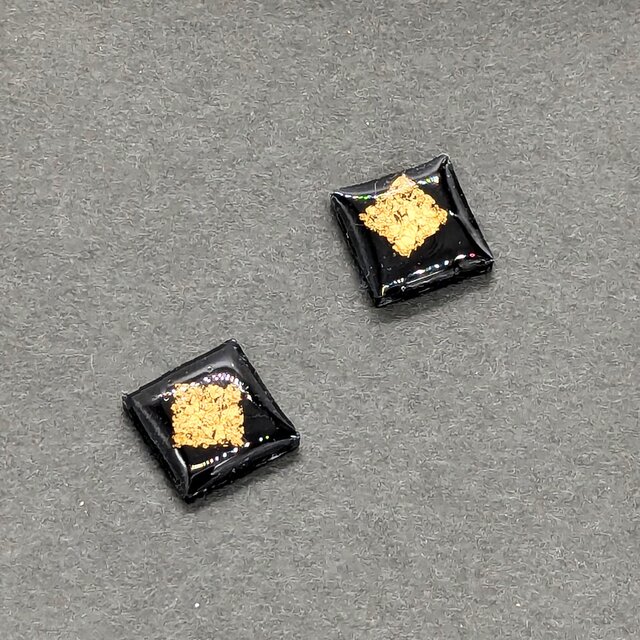 24Kの金箔と黒漆のスクエアピアスイヤリング【2050】 | iichi 日々の暮らしを心地よくするハンドメイドやアンティークのマーケットプレイス