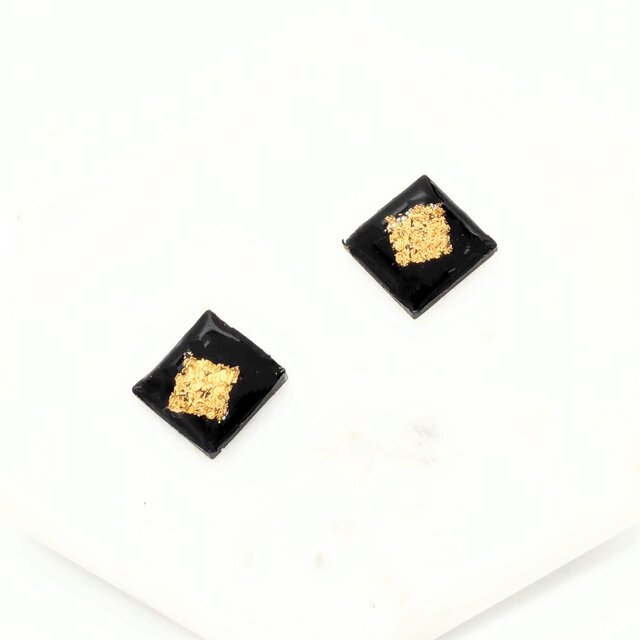 24Kの金箔と黒漆のスクエアピアスイヤリング【2050】 | iichi 日々の暮らしを心地よくするハンドメイドやアンティークのマーケットプレイス