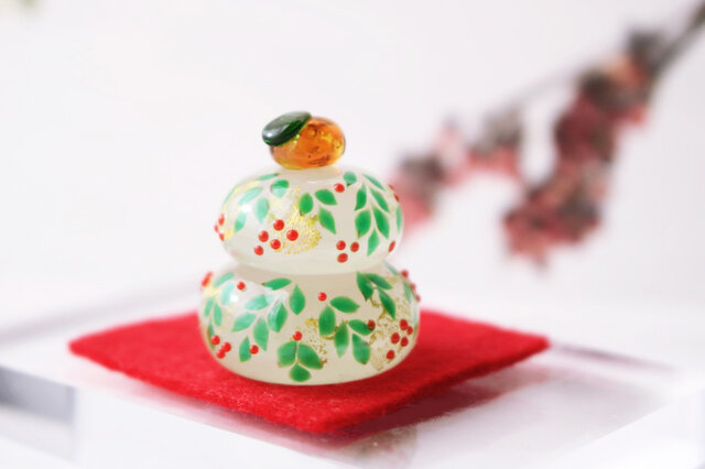 ガラスの鏡餅(南天） ミニチュア鏡餅 （乳白色） | iichi 日々の暮らしを心地よくするハンドメイドやアンティークのマーケットプレイス